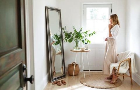 Votre entrée manque d’élégance ? Le grand miroir DIANALUND argenté est à -50 % chez JYSK, seulement 75 € au lieu de 149 €