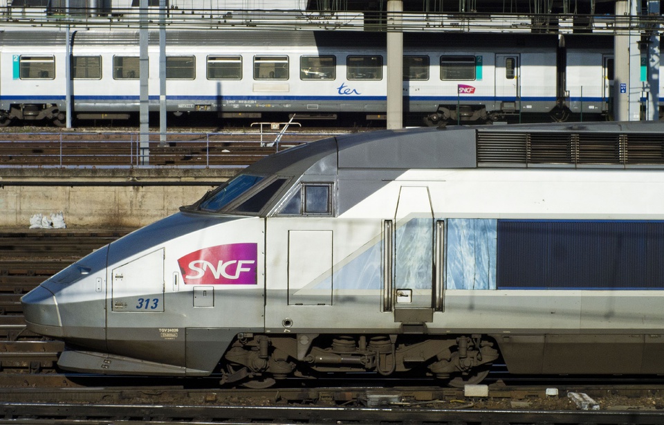 Paris: En gare Montparnasse, le trafic des TGV reprend après un double ... Paris: En gare Montparnasse, le trafic des TGV reprend après un double ...