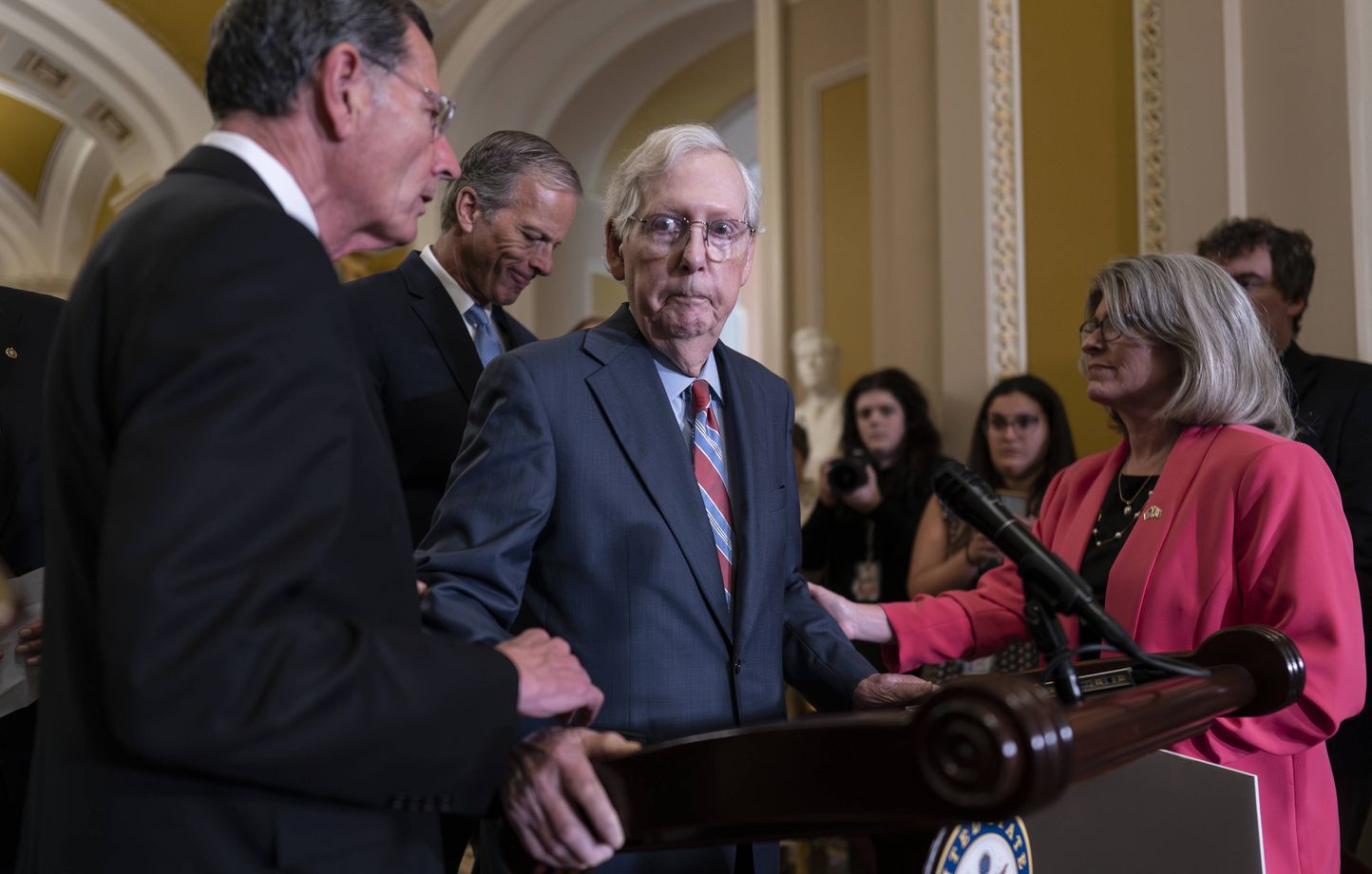 Etats Unis Mitch Mcconnell Se Fige En Plein Discours Inquiétudes