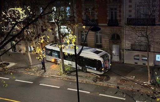 Paris : Un bus RATP « s’emballe tout seul », roule sur un arbre et finit sa course devant un ...