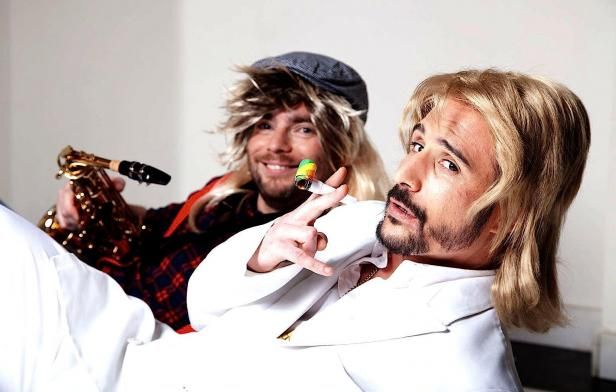 Cartman ( de son vrai nom Nicolas-Bonaventure Ciattoni) déguisé en Sébastien Patrick, accompagné de son "musicien"