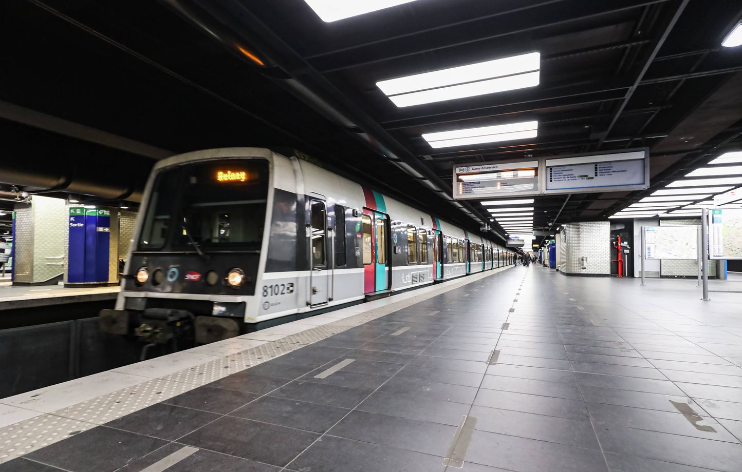 Mort d’une femme poussée sous un RER à Paris : Ce que révèlent les premiers éléments de l’enquête
