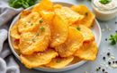 Ultra croustillantes et prêtes en 10 minutes : ces chips maison au parmesan font sensation à l’apéro