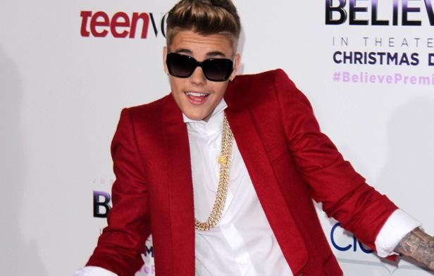 Justin Bieber Poste Une Photo De Lui Enlacé Par Selena Demi Moore