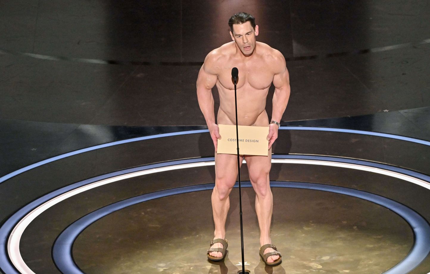 Oscars 2024 : L’acteur et catcheur John Cena débarque nu sur scène pour remettre le prix… des ...