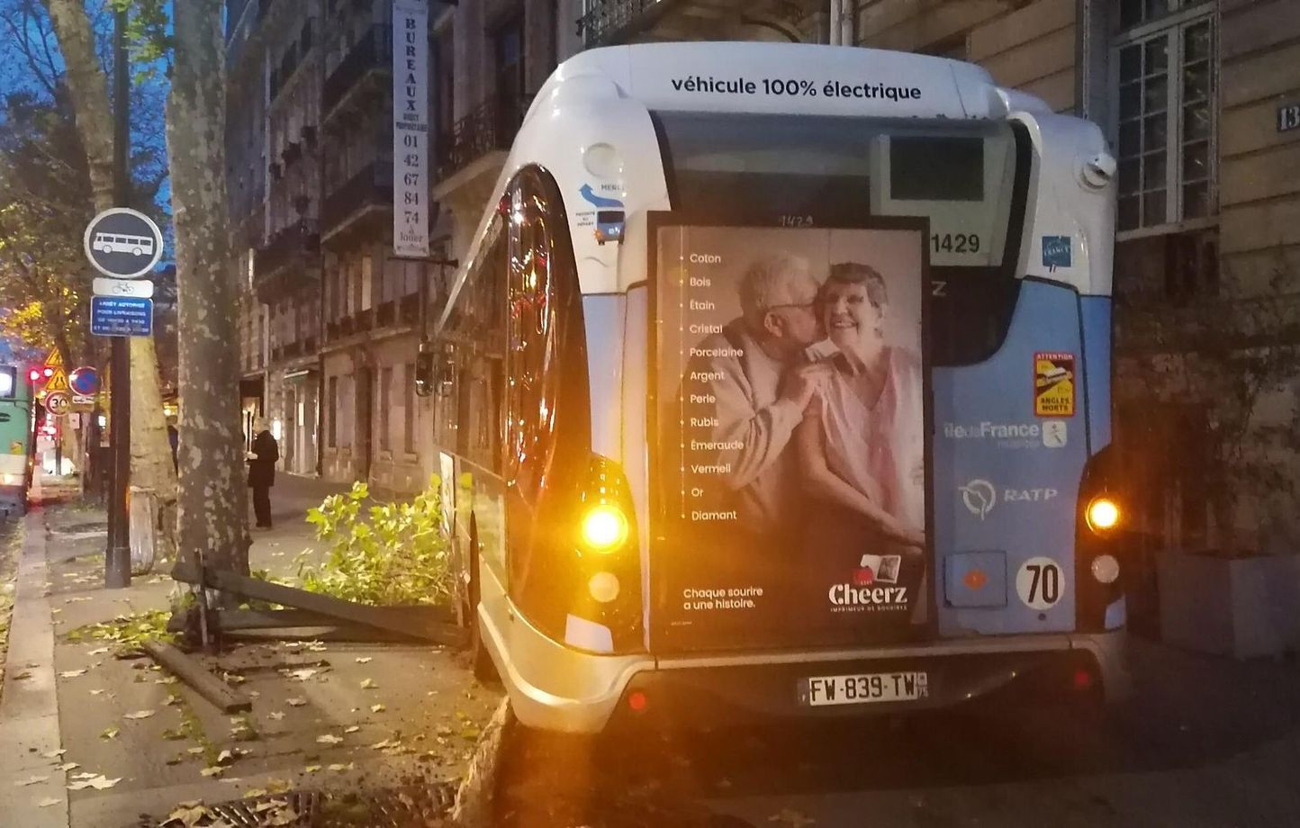 Paris : Un bus RATP « s’emballe tout seul », roule sur un arbre et finit sa course devant un ...